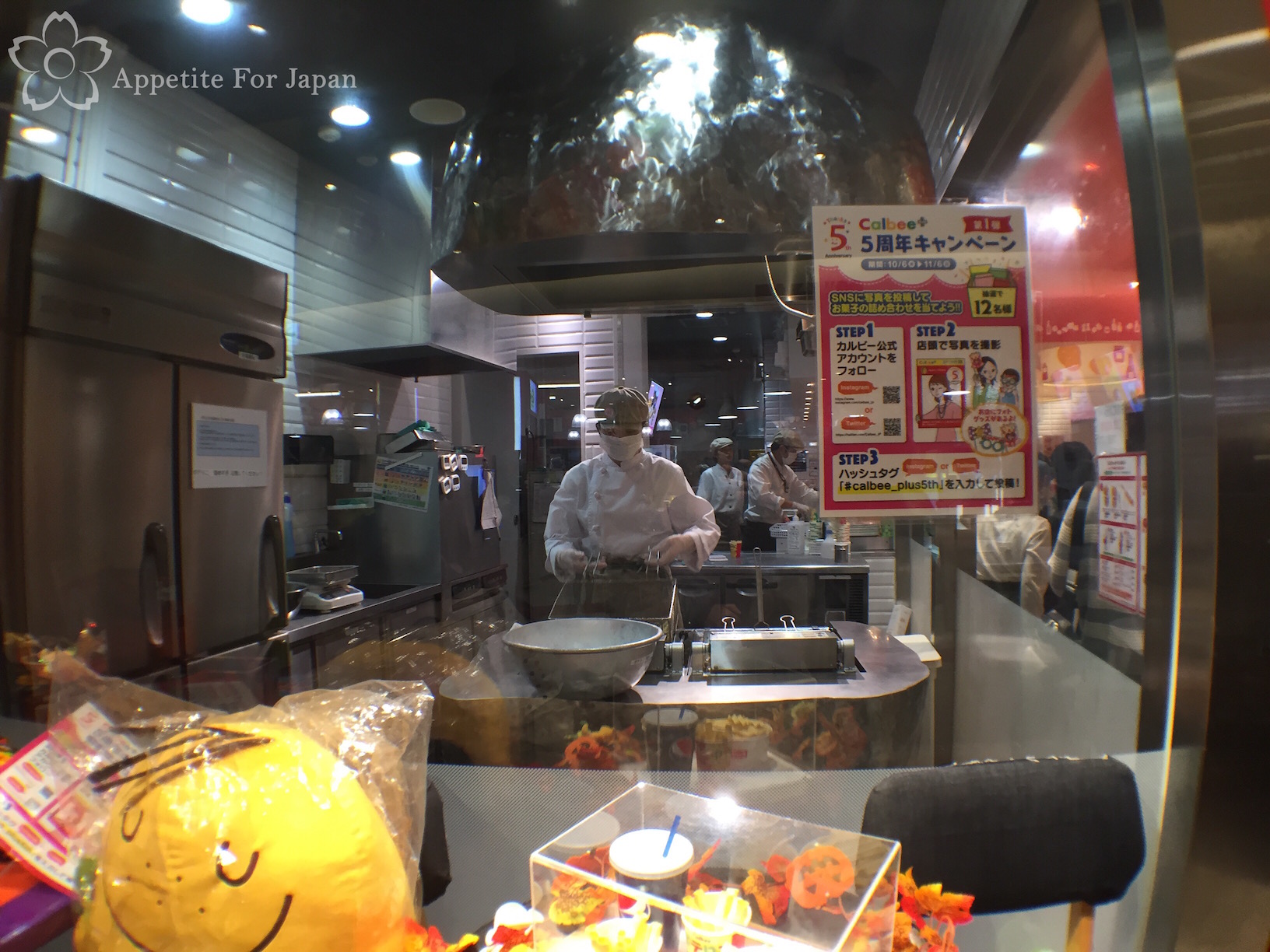 Calbee Plus: freshly fried potato chips with chocolate and soft-serve ...